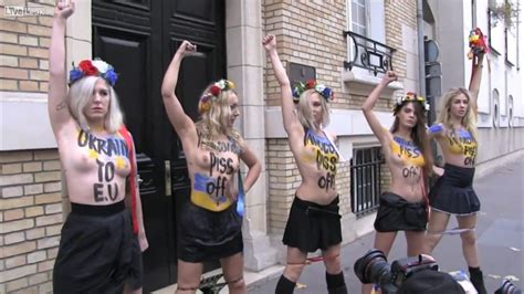 動画フランスの街中で美女がおっぱい丸出しで排尿する事件が発生 ポッカキットポッカキット