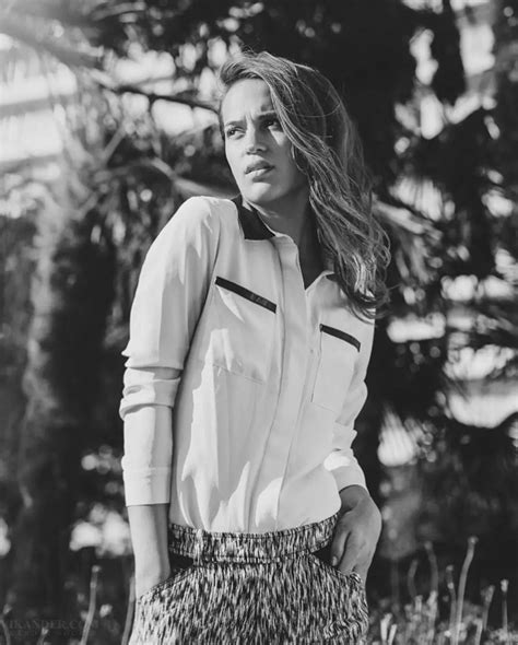 Alicia Vikander Scrolller