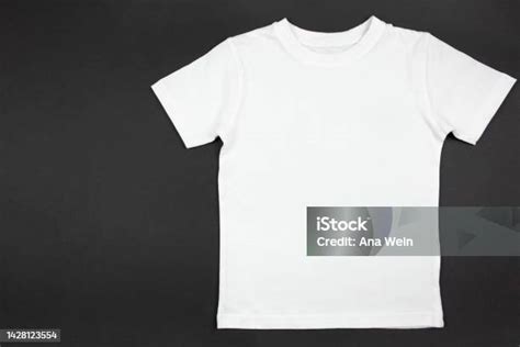 검은 배경에 흰색 여성면 티셔츠 모형 디자인 티셔츠 템플릿 인쇄 프리젠 테이션 모형 탑 뷰 플랫 레이 공간을 복사합니다 0명에 대한 스톡 사진 및 기타 이미지 Istock