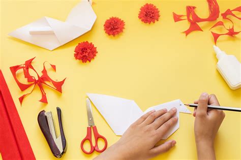 Diy 지침 카네이션 꽃과 종이 접기 비둘기 와 카드를 만드는 방법 집에서 승리의 날 9 5월 카드에 단계별 사진 지시 9단계