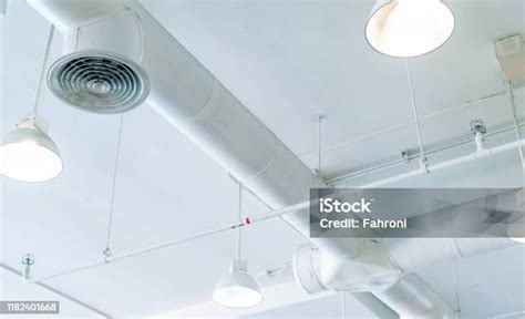 흰색 천장 벽에 공기 덕트 에어컨 파이프 및 화재 스프링클러 시스템 공기 흐름 및 환기 시스템 건물 인테리어 열린 조명천장 램프 조명 인테리어 건축 개념입니다 0명에 대한