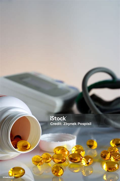 생선 기름 오메가 3 캡슐 고혈압에 대 한 예방 백그라운드에서 혈압을 측정 하기 위한 장비 0명에 대한 스톡 사진 및 기타 이미지 Istock