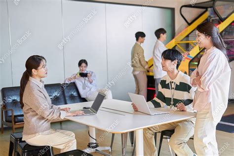 대한민국 사무실 업무현장 회사건물 건물외관 화이트칼라 전문직 기업복지 근로시간 주제 이미지 Jv12693549 게티이미지뱅크