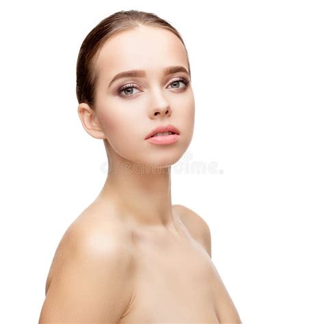 Bella Joven Mujer Con Piel Limpia Y Fresca Aislada De Fondo Blanco Imagen De Archivo Imagen De