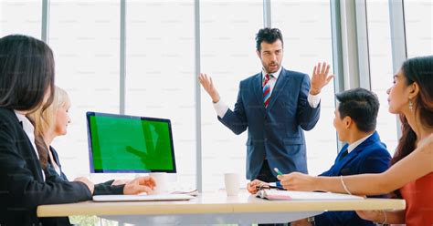 사무실 테이블에 녹색 스크린 크로마 키 Tv 또는 컴퓨터가 있는 회의실의 비즈니스 사람들 화상 회의에서 만나는 사업가와 사업가의 다양한 그룹 사진 Unsplash의