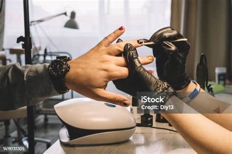 한 남자가 전문 네일 살롱에서 손톱 채색을합니다 남자의 손에 남성 매니큐어 매니큐어 화장품에 대한 스톡 사진 및 기타 이미지 매니큐어 화장품 남자 미장원 Istock