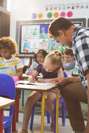 사이드 보기의 A 선생 도움 여 학생에 하는 연습에 교실에 학교 교사 교육 관련 직업에 대한 스톡 사진 및 기타 이미지 교사 교육 관련 직업 교육 아이 Istock