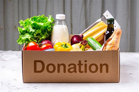 다양한 음식과 기부 상자 기름 야채 우유 통조림 식품 시리얼 및 파스타와 오픈 골판지 상자 음식 배달 개념 0명에 대한 스톡