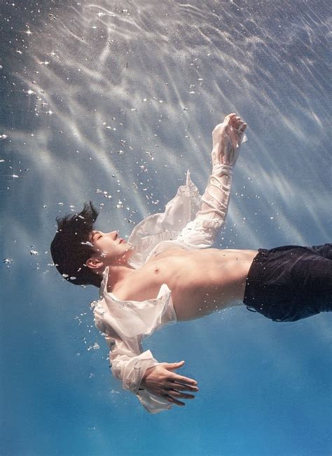 Pin By Loz On Araras Underwater Photoshoot Pose Reference Male Pose