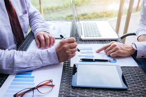 현재 비즈니스 팀 회의 투자 집행 동료 노트북 및 태블릿 야외 사무실 테이블에 새로운 계획 금융 그래프 데이터에 대해 금융 회계 투자 개발에 대한 스톡 사진 및 기타 이미지