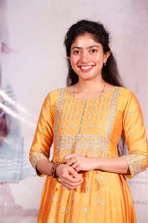 साई पल्लवी Sai Pallavi उम्र मूवी फोटो जीवनी तस्वीरें फिल्म