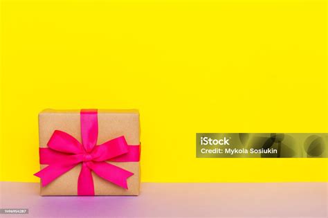 휴일 종이 선물 묶인 분홍색 리본 활 복사 공간이있는 상단보기 플랫 레이 휴가 배경 생일 또는 크리스마스 선물 복사 공간이있는 크리스마스 선물 상자 개념 개념에 대한 스톡