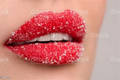 설탕으로 덮인 아름다운 입술을 가진 젊은 여자 밝은 배경 근접 촬영 20 24세에 대한 스톡 사진 및 기타 이미지 20 24세 립스틱 밝은 빛 Istock