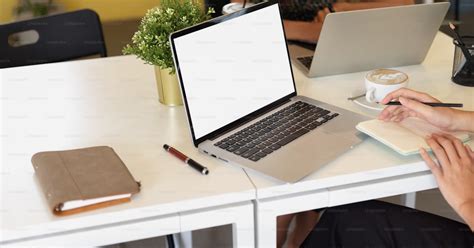 사무실에서 작업 공간의 잘린 샷 두 명의 여성 직원이 노트북 컴퓨터에서 작업하고 있으며 책상에 빈 노트북 화면 모형 사진 Unsplash의 컴퓨터 키보드 이미지