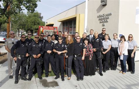 Photo Gallery Glendale Pd Brings Easter Ts To Mann Elementary