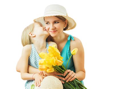 작은 소녀 흰색 배경에 고립 된 그녀의 엄마를 안고 즐겁게 웃 고 가족에 대한 스톡 사진 및 기타 이미지 가족 귀여운 꽃 식물 Istock