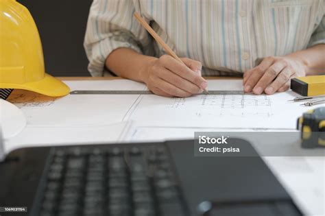 부동산 프로젝트의 집 청사진에 직장에서 일 하는 건축가 엔지니어 건물 건축 개념 건설 산업에 대한 스톡 사진 및 기타 이미지 건설 산업 건축 건축가 Istock