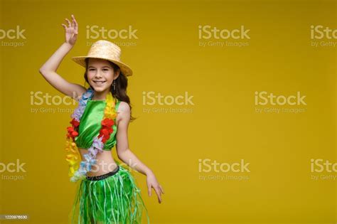 행복한 작은 소녀는 손으로 모자를 들고 스튜디오에서 올려다 보고 곱슬 머리에 대한 스톡 사진 및 기타 이미지 곱슬 머리 귀여운 긍정적인 감정 표현 Istock