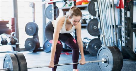 무거운 바벨을 들어 올리고 근육을 구부리는 체육관에서 아름다운 젊은 적합 여자 사진 Unsplash의 슬로바키아 이미지