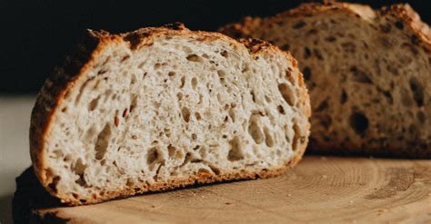 有关上菜 乡村食物 传统烘焙 健康 全谷物 切 切片 切菜板 发酵 口味 可以吃的 可口 可口的 垂直拍摄 天然食品 好吃 小麥 屑 工作室 工匠 手工