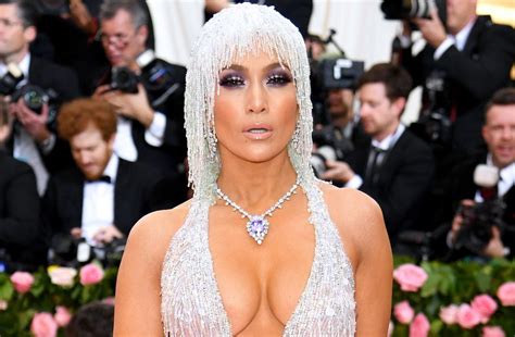 El Escotazo De Jennifer López En La Met Gala 2019 Que Calienta La