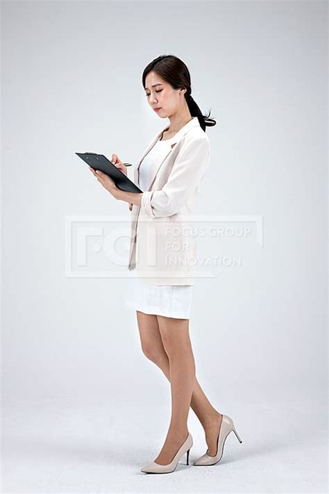 커리어우먼 149 Pho405 프리진 사진 여자 비즈니스 Pho405c 컨셉 전문가 커리어우먼 한국인 동양인 사람 1인 큐레이터 서있는 자신있는