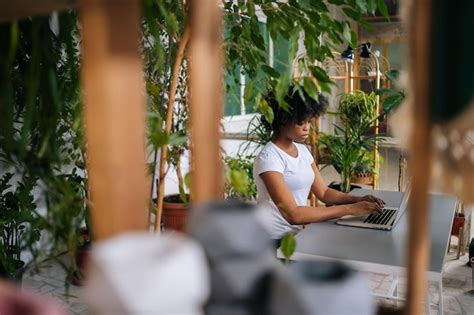 Premium Photo Side View Of Africanamerican Feamle Student Focused
