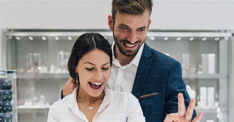 현대 보석 가게에서 쇼핑을 즐기는 아름다운 커플 화려한 비싼 반지와 팔찌로 여자의 손을 클로즈업 사진 Unsplash의