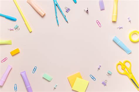 학교 용품과 다채로운 프레임 배너의 상단 보기 복사 공간이 있는 파스텔 핑크 배경 학교 개념으로 돌아갑니다 0명에 대한 스톡 사진 및 기타 이미지 Istock