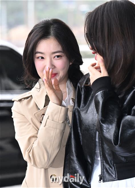 [md포토] 레드벨벳 아이린 수줍은 손인사