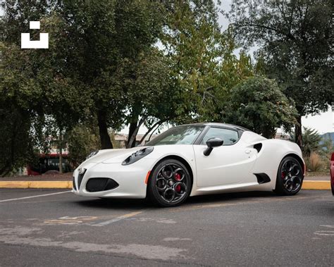 주차장에 주차된 흰색 스포츠카 사진 Unsplash의 무료 타이어 이미지