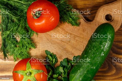 신선한 토마토 오이 파 슬 리와 딜 나무 테이블에 절단 보드 건강한 식생활에 대한 스톡 사진 및 기타 이미지 건강한 식생활 날것 녹색 Istock