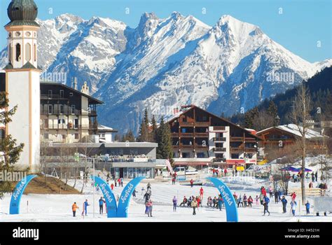Österreich Tirol Seefeld Seekirchl Ice Rink Langlaufloipe Berge