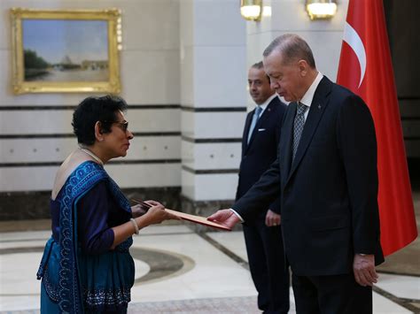Ambassador Of Sri Lanka To Türkiye Hasanthi Dissanayake Presents
