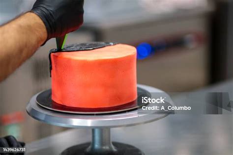 생과자 요리사 장식 에어 브러시 페인트 컵 젖빛 장식 케이크 짤주머니에 검은 색 충전 가방에 대한 스톡 사진 및 기타 이미지 가방 달콤한 음식 디저트 토핑 Istock