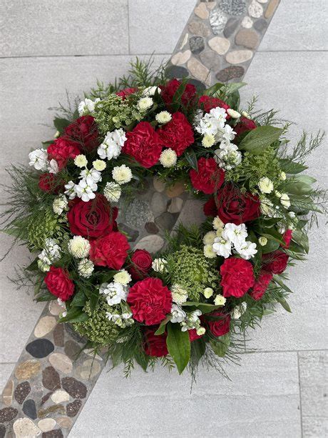 Krans Vit Röd Charlottas Blommor