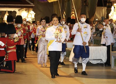 ในหลวง พระราชินี ทรงเวียนเทียน พระราชพิธีทรงบำเพ็ญพระราชกุศลวิสาขบูชา