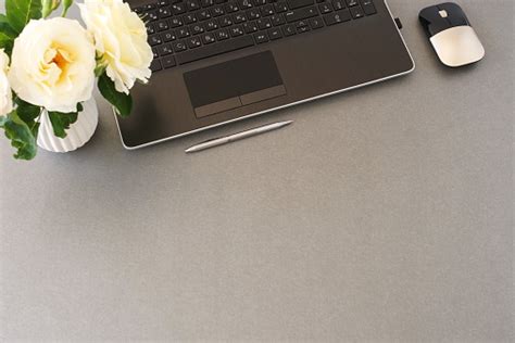 플랫 레이 탑 뷰 여성의 사무실 책상 노트북 장미 꽃 다발 회색 배경에 액세서리와 여성 작업 공간 Minimalism 공간을 복사합니다 0명에 대한 스톡 사진 및 기타