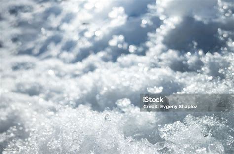 복잡한 패턴과 질감을 가진 눈 얼음의 클로즈업 선명하고 맑은 겨울의 얼음 같은 아름다움과 자연 얼어 붙은 것을 포착합니다 0명에
