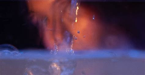 물이 담긴 유리 용기 옆에 있는 익명의 여성 · 무료 스톡 사진