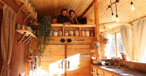 Dit Koppel Woont In Een Tiny House In Het Bos ‘niets Is
