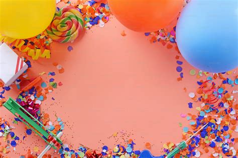 노란색 배경에 생일 오브제가 있는 화려한 파티 프레임 축하 개념 사진 Unsplash의 풍선 이미지