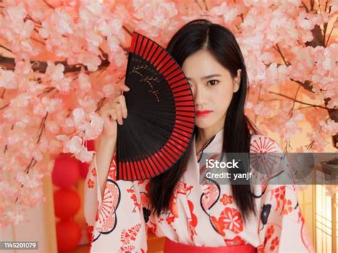 일본 전통 기모노를 입은 매력적인 중국 여자의 초상화 카메라에서 웃 고 동양의 아름다움 선풍기 개인 장식품에 대한 스톡 사진 및