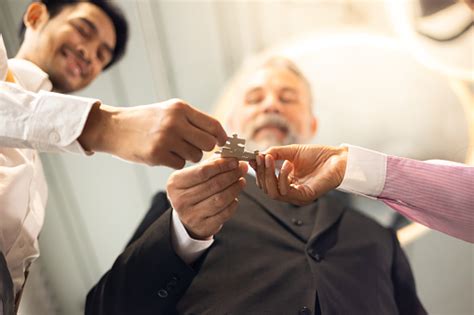 다양한 사업가들이 직소 퍼즐을 조립하고 있다 화합과 팀웍 개념 25 29세에 대한 스톡 사진 및 기타 이미지 25 29세 40 44세 50 54세 Istock