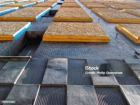 반복되는 정사각형 모양과 타일 주황색 으로 칠해진 섹션이 있는 오래된 콘크리트 잔인한 건물의 기하학적 질감의 외관 0명에 대한 스톡 사진 및 기타 이미지 Istock