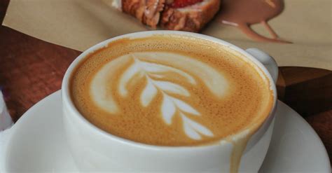 Flavorful 갈색 구운 간식 달콤한 디저트 따뜻한 음료 딸기 라떼 라떼 아트 맛있는 미식가 베리 디저트 브런치 빨간 사탕 설탕 설탕 유약