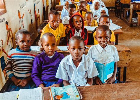 Um Grupo De Crianças Africanas Sentadas Em Uma Sala De Aula Com Uma