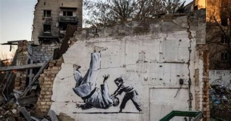 뱅크시 우크라 다녀갔나 폐허 속 푸틴 엎어치기 벽화 등장
