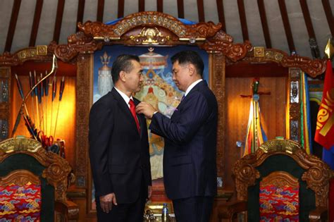 Элчин сайд Цай Вэньруйг Алтан гадас одонгоор шагналаа