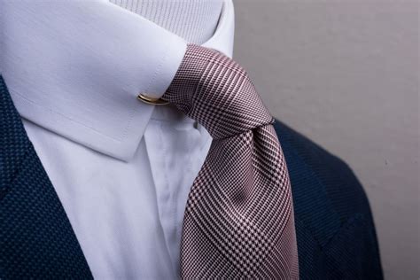 Collar Bar Clip In Yellow Gold For Classic Narrow Spread Collars By Fort Belvedere Trajes